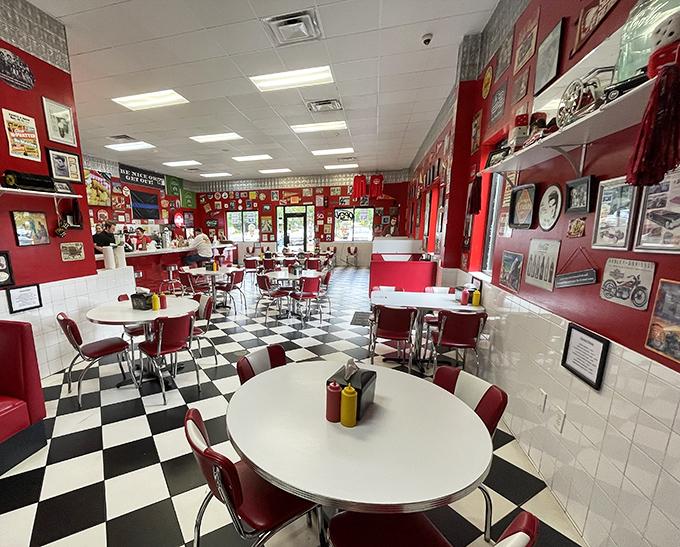 Red, chrome, and delicious all over! Hot Rod's interior is a nostalgic feast that'll make your taste buds do the twist.