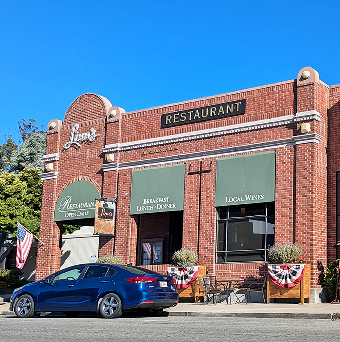 Green awnings and classic charm – Linn's Restaurant is like that friend who always knows how to make you feel at home.