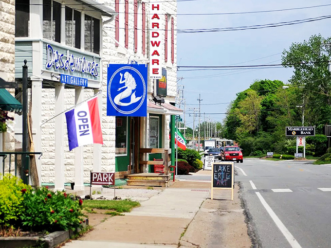 Where the Midwest meets the coast! Marblehead's quaint streets and iconic lighthouse offer a slice of New England charm in the heart of Ohio.