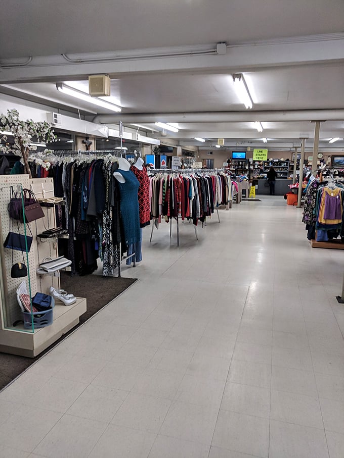 Thrift nirvana achieved! St. Vincent de Paul's Coeur d'Alene store is where budget-friendly meets treasure trove. Happy hunting!