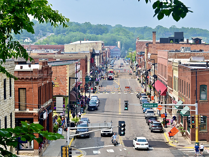 A postcard-perfect river town that's anything but still. Stillwater's vibrant downtown invites you to explore its shops, cafes, and scenic river views.
