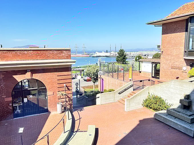 Indoor golfing with a view? Subpar serves up San Francisco landmarks, minus the fog and hills.