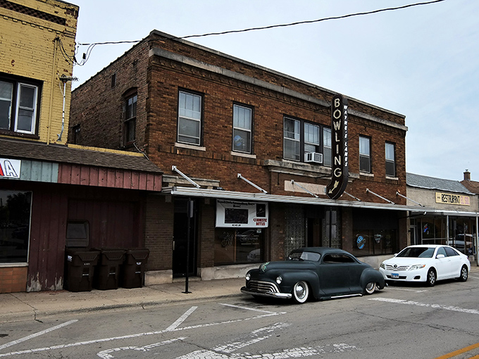 The iconic bowling area: More photogenic than a Kardashian and with way more history. Selfie sticks at the ready!