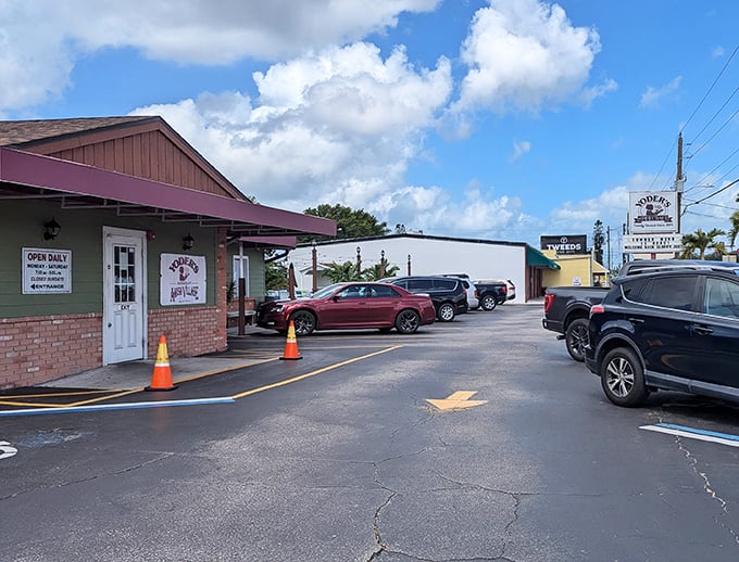 Comfort food paradise alert! This unassuming spot dishes out meals that'll have you loosening your belt faster than you can say 'seconds, please!'