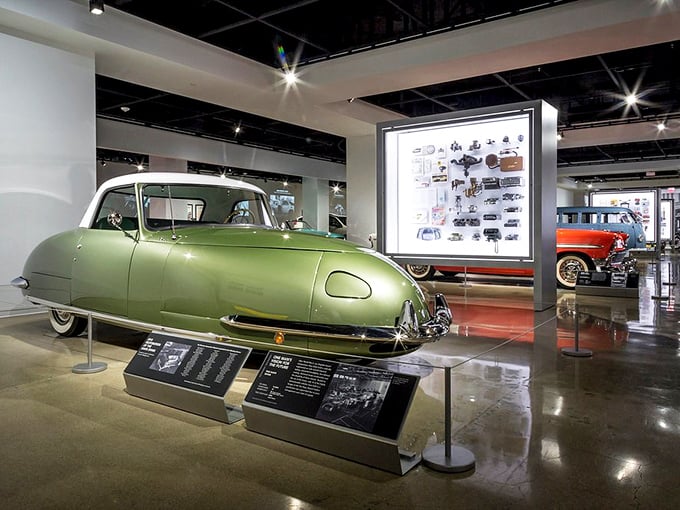 The 1948 Davis Divan: proof that even cars can have an awkward phase. It's like a sumo wrestler trying to be a ballerina!