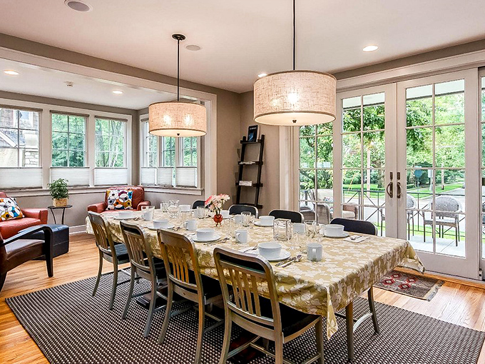 Breakfast with a view! This charming spot is where you'll plan your day's adventures, fueled by coffee and good conversation.