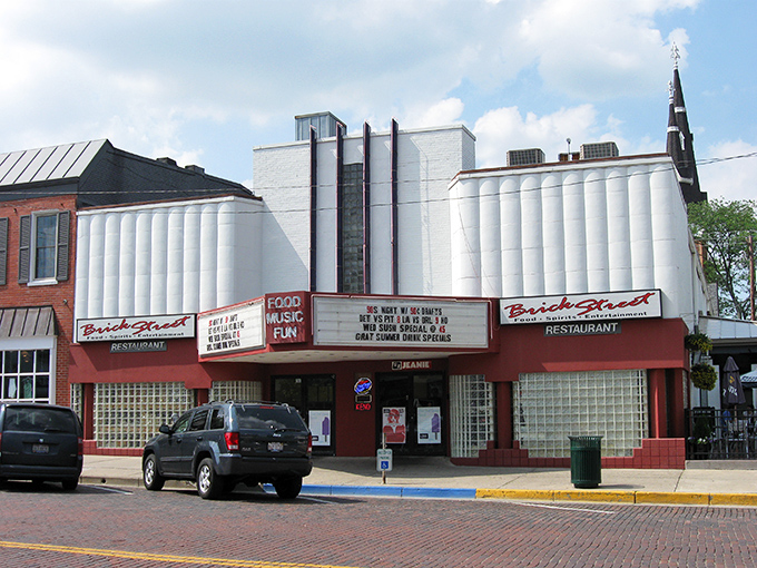 Culinary row, oh the places you'll go! From quick bites to fancy nights, Oxford's eateries are a gastronomic choose-your-own-adventure.