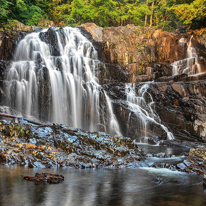 Lights, camera, water action! This front view of the falls looks like it's auditioning for a starring role in "Planet Earth."
