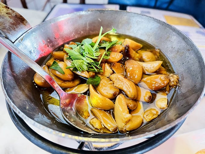 Dive into a pool of liquid gold! This "garlic hot tub" is like a warm hug for your bread, turning every bite into a garlicky dream.