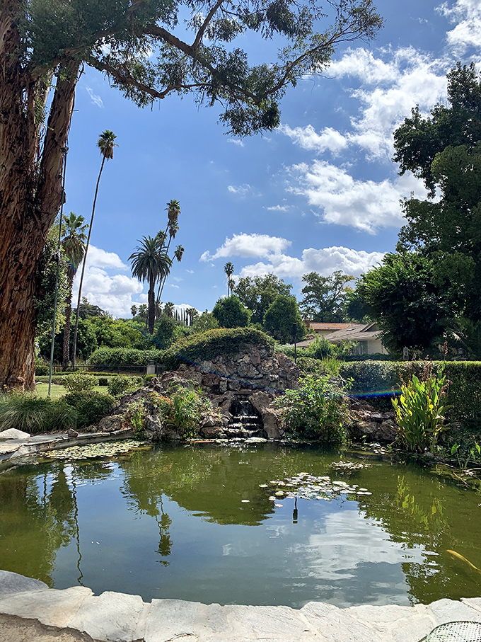 Monet, eat your heart out! This tranquil pond reflects the mansion's beauty, creating a scene so picturesque it could make Instagram influencers weep with joy.