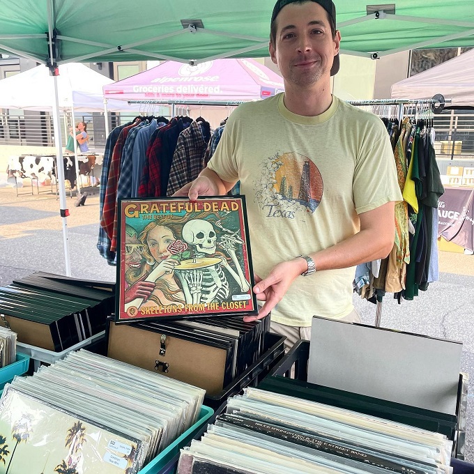 Vinyl nirvana! This booth is spinning gold with classic albums. Spot any hidden gems that'll make your turntable sing? Time to get your groove on!