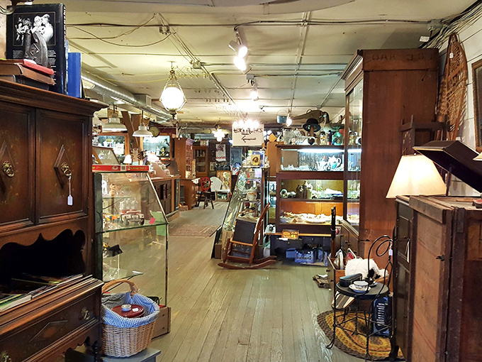 "Down the rabbit hole we go!" This labyrinth of antiques is enough to make Alice's Wonderland look ordinary. Watch your step &ndash; and your wallet!