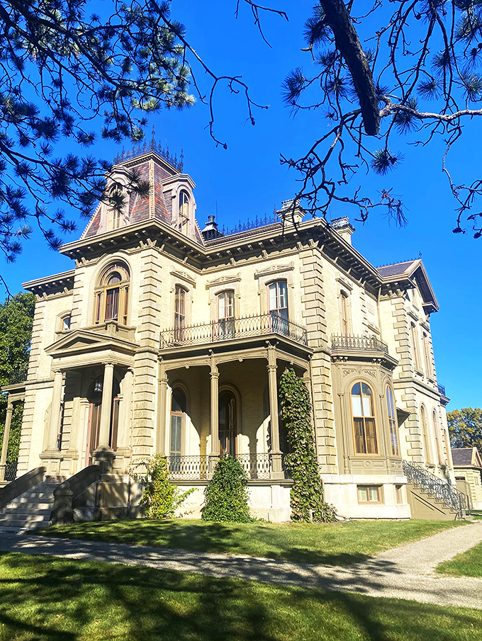 David Davis Mansion: "Supreme Court style in the heartland! This Italianate beauty is where 19th-century politics meets Victorian glamour."