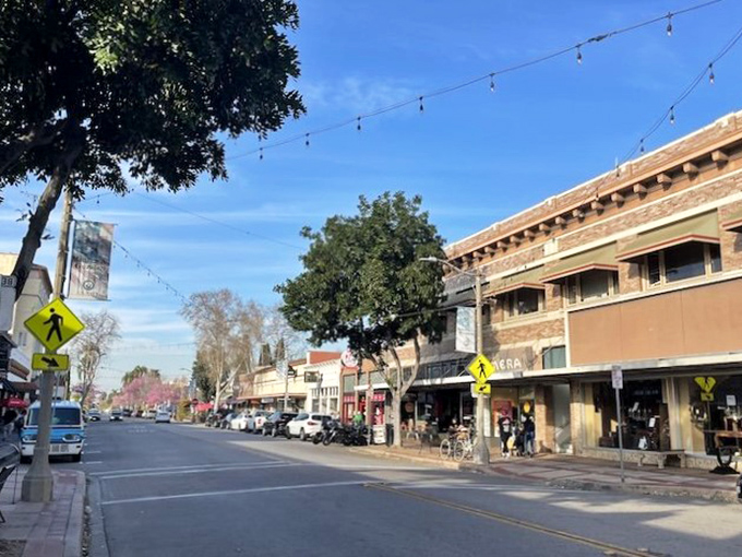 Orange's historic district: Where every corner holds a surprise. It's like a treasure map come to life, minus the eye patches.