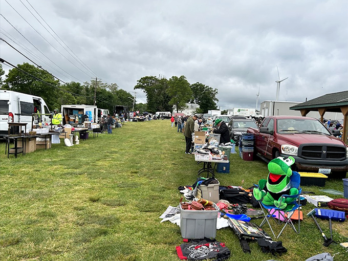 From farm to flea in one fell swoop! Plainfield Pike's market is a smorgasbord of fresh produce and fantastic finds. It's nature's yard sale!
