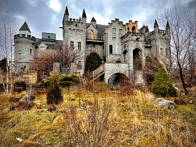 Ravenstone Castle: Where Midwestern hospitality meets medieval dreams. Sleep like royalty, wake up to pancakes &ndash; it's the best of both worlds!