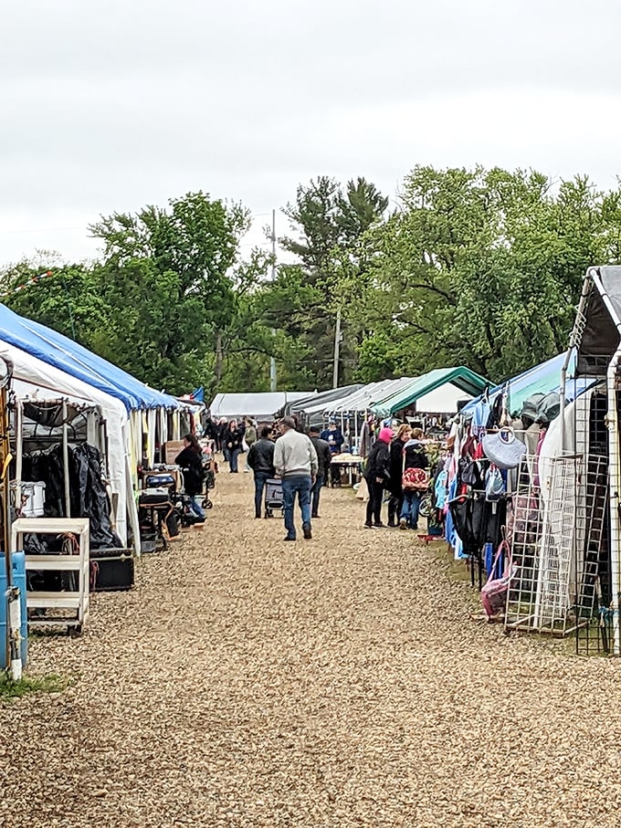 Reits Flea Market brings energetic flair to the treasure-hunting game.