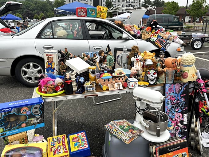 Curios and collectibles as far as the eye can see! Newington's market is a treasure hunter's paradise, no map required.