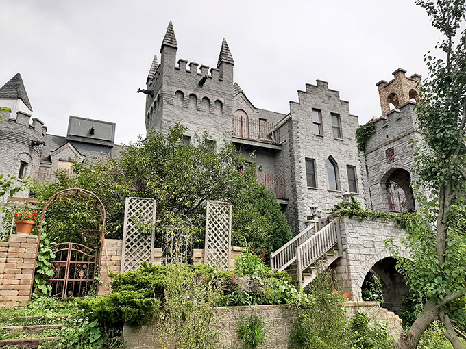 Chess gardens and themed suites? Ravenstone Castle lets you live out your Renaissance Faire fantasies, minus the turkey legs and jousting injuries.