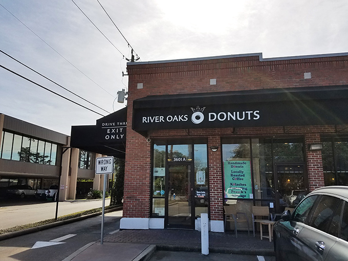 Sleek, chic, and oh-so-sweet. River Oaks Donuts proves that even circular pastries can have a PhD in deliciousness.