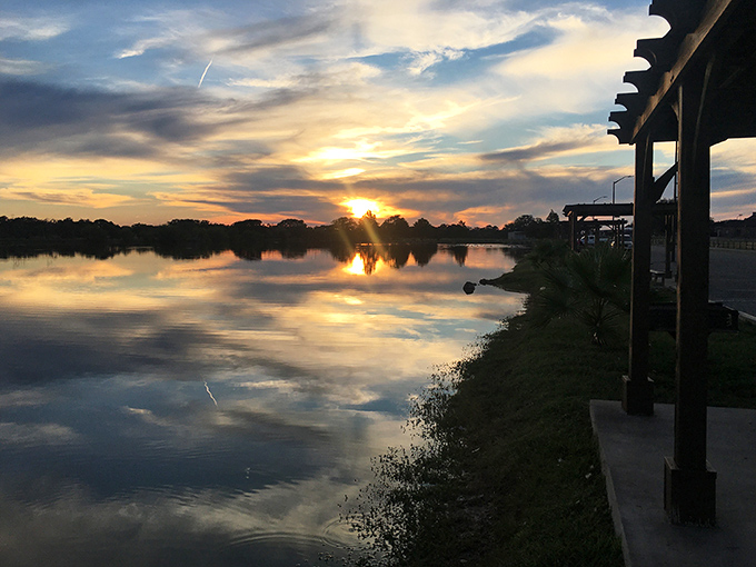 Cuero Country Club: Fore! Or is it y'all? Either way, this picturesque lake view is enough to make even non-golfers want to tee off.
