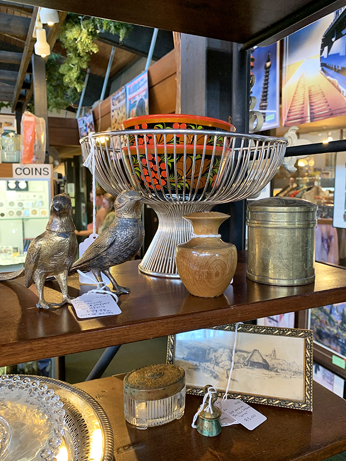 A wire fruit basket that's seen more decades than a history textbook, flanked by bird statues straight out of Hitchcock's dreams.