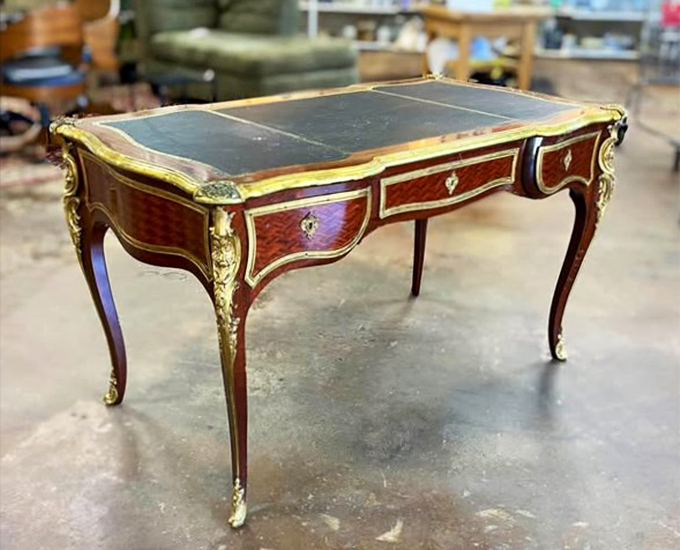 Marie Antoinette would approve! This writing desk screams "let them eat cake" while you pen your next bestseller.