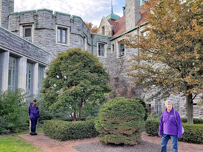 Who needs a red carpet when you've got manicured gardens? These visitors are getting the VIP castle treatment.