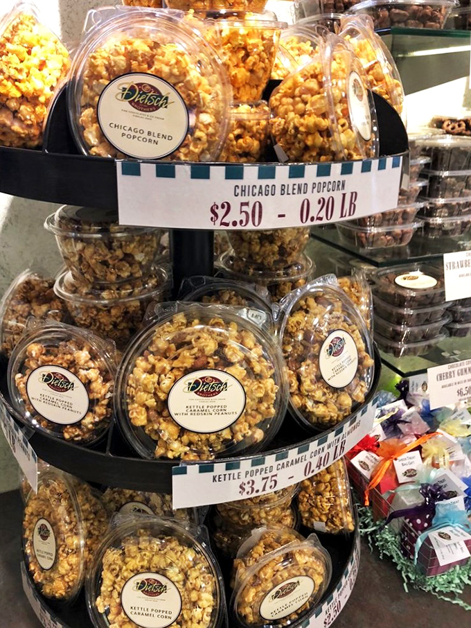 Chicago Blend Popcorn: The Windy City's gift to your taste buds. It's like a flavor party in a bag, and you're invited!