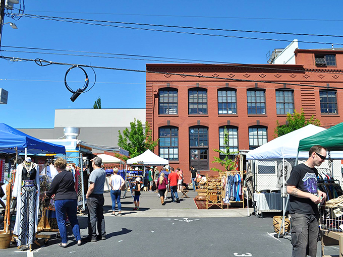 Flea market feng shui in action! These booths are a masterclass in creative displays. It's like "Tetris" for treasure hunters – every piece fits perfectly.