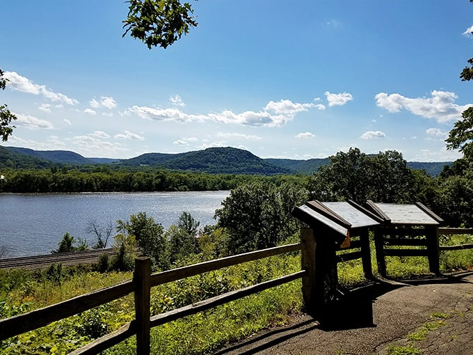 Postcard-perfect: Where every glance is Instagram-worthy. This viewpoint offers a vista so beautiful, it might just convince you to trade your city apartment for a river cabin.