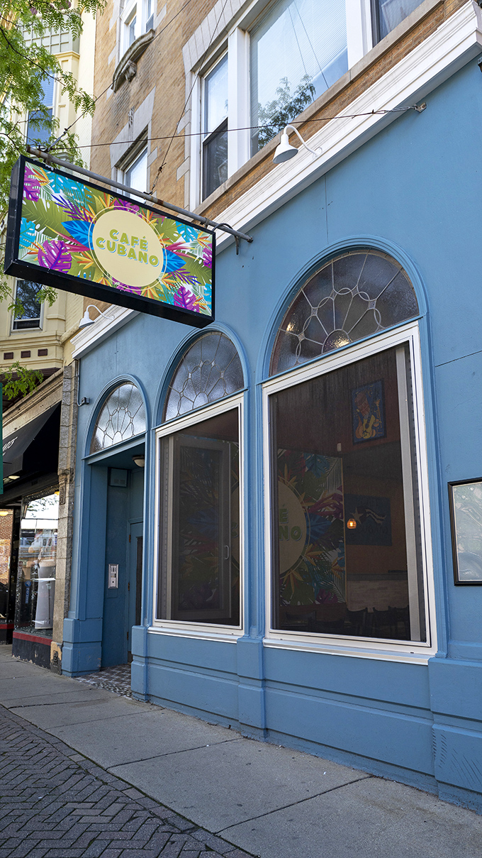 Cafe Cubano Oak Park: A splash of Caribbean color in suburban Illinois. It's like finding a tropical bird in your backyard!
