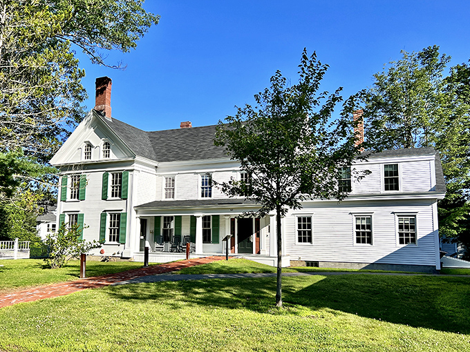 Harriet Beecher Stowe House: Where words changed the world! Feel the literary vibes in this unassuming home that sparked a revolution.