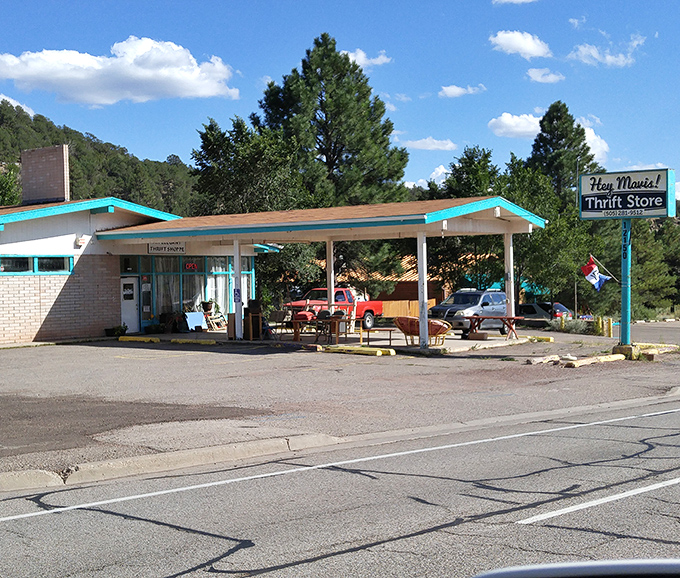 Hey Mavis! Where retro meets rustic in a carnival of quirky finds. This patio display is a secondhand explorer's dream!
