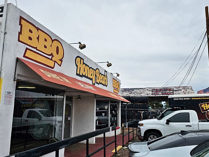 Honey Bear's BBQ: Don't judge a book by its cover&mdash;or a barbecue joint by its storefront. Inside lies a world of finger-licking goodness.