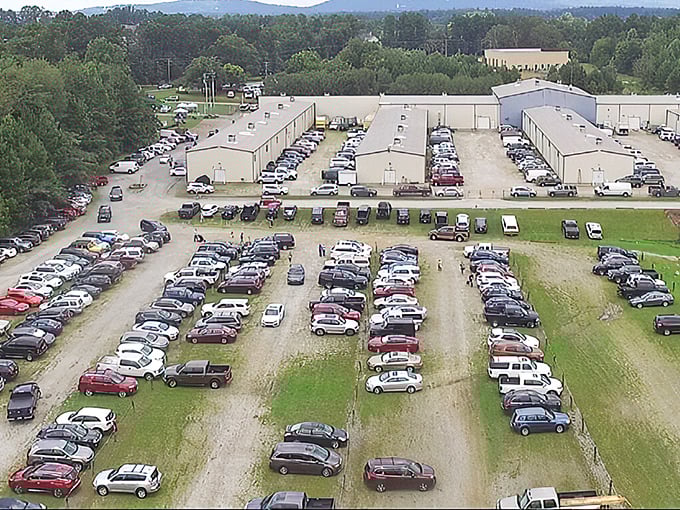 Lakewood 400: Where parking lots become seas of potential treasures. It's like Black Friday for the vintage-loving crowd!