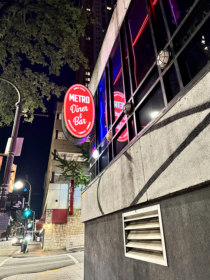 Metro Diner and Bar: Where retro meets metro! This Atlanta spot blends '50s charm with a dash of modern flair.