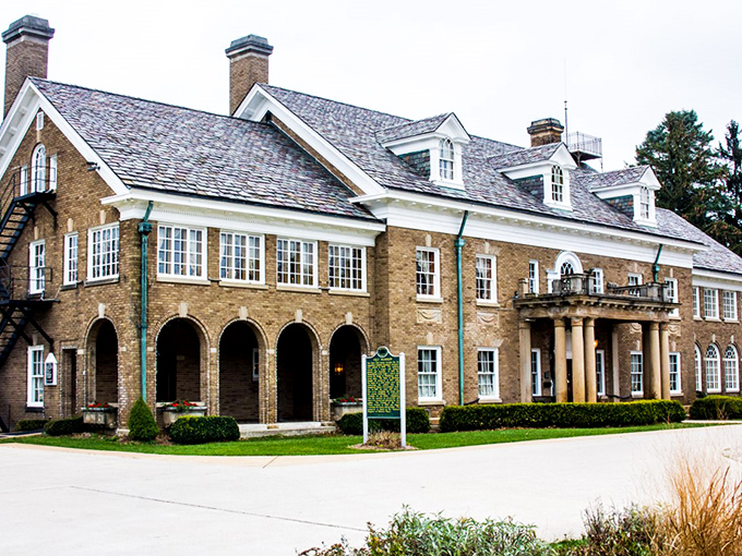 The Roaring Twenties live on at the Felt Estate. Keep your eyes peeled for spectral flappers on the dance floor!