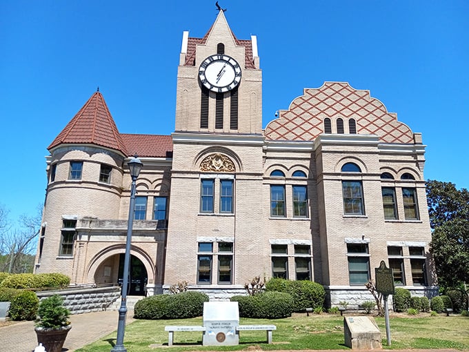 Washington: Where history isn't just remembered, it's lived. Step into a time capsule of Southern charm and Greek Revival grandeur.