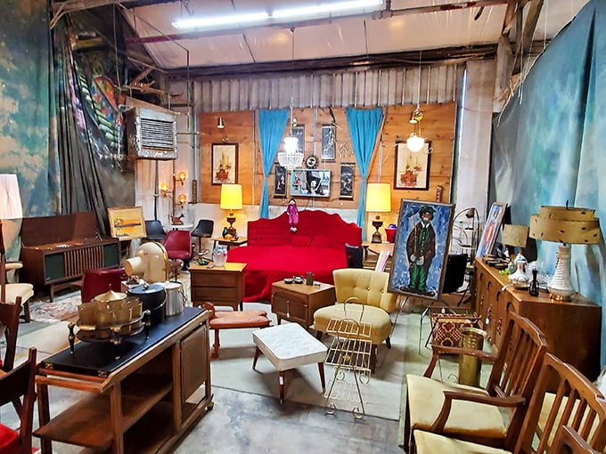 Mid-century marvels and Art Deco delights abound. This indoor market is where nostalgia gets a fresh coat of paint and a new price tag.