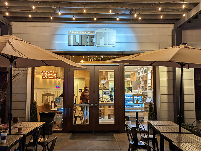 Modern meets cozy at I Like Pie. It's like a warm hug for your taste buds, wrapped in a chic package.