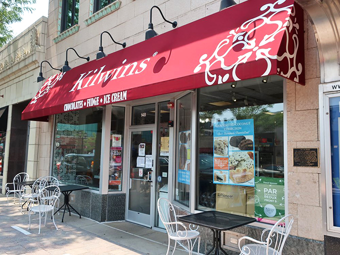 Wafting aromas of waffle cones and chocolate? Check. Charming storefront? Check. Willpower to resist? Houston, we have a problem.