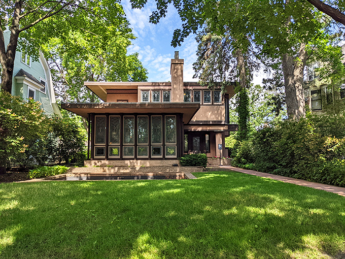 Windows, windows everywhere! The Purcell-Cutts House brings the outside in, no "defenestration" required. (Look it up, it's worth it!)