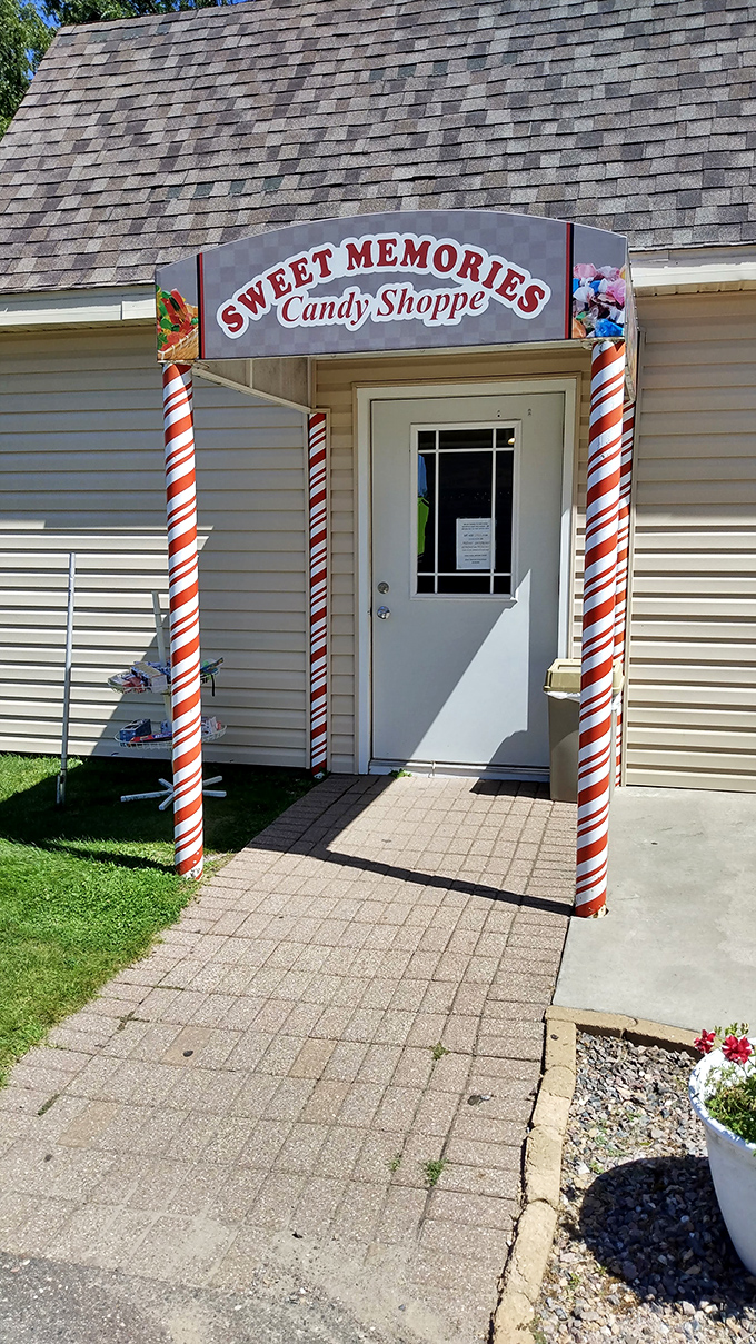 Candy cane columns and a house full of sweets? Sweet Memories is the North Pole's summer vacation spot!