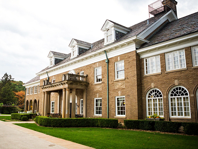 Gatsby-esque grandeur with a ghostly twist. The party never stops when your guests are from the great beyond!