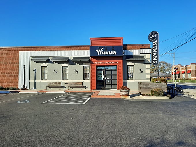 Red accents, bold flavors. Winans is the superhero duo of treats – chocolate and coffee joining forces to save your day.