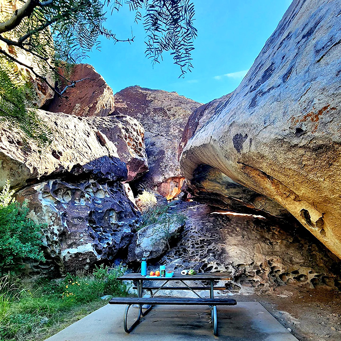 Picnic with a view? Check! This spot's got more ambiance than a 5-star restaurant, and the dress code is decidedly more relaxed.