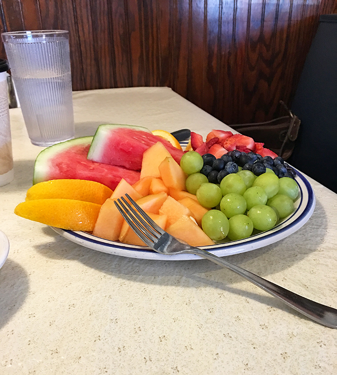 A rainbow you can eat! This fruit plate is nature's candy store, proving that sometimes the best desserts come straight from the earth.