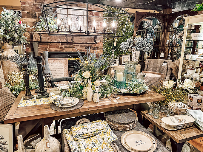 Table setting heaven! This display could make even takeout feel like a Michelin-starred dining experience. Paper plates, consider yourselves obsolete.