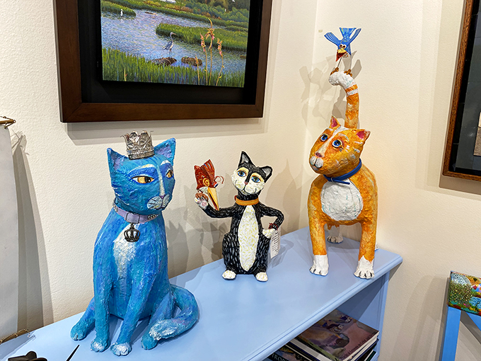 Meet the cool cats of the art world. That blue feline's giving some serious "I'm too hip for this gallery" vibes. Meow-velous, darling!